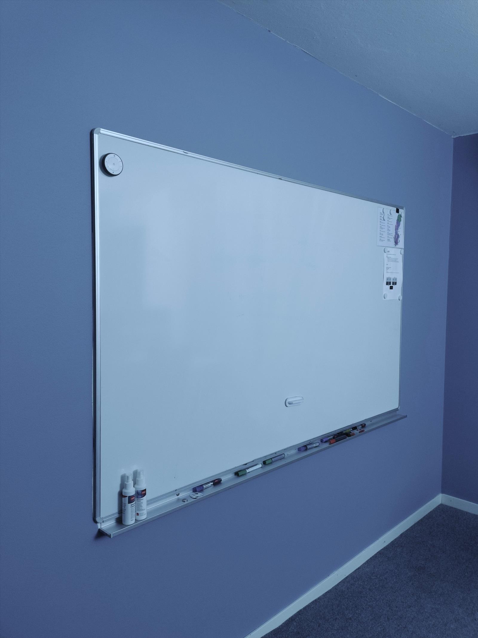 Whiteboard (Ca mått 200 x (37450) via konkursauktion | Budi.se