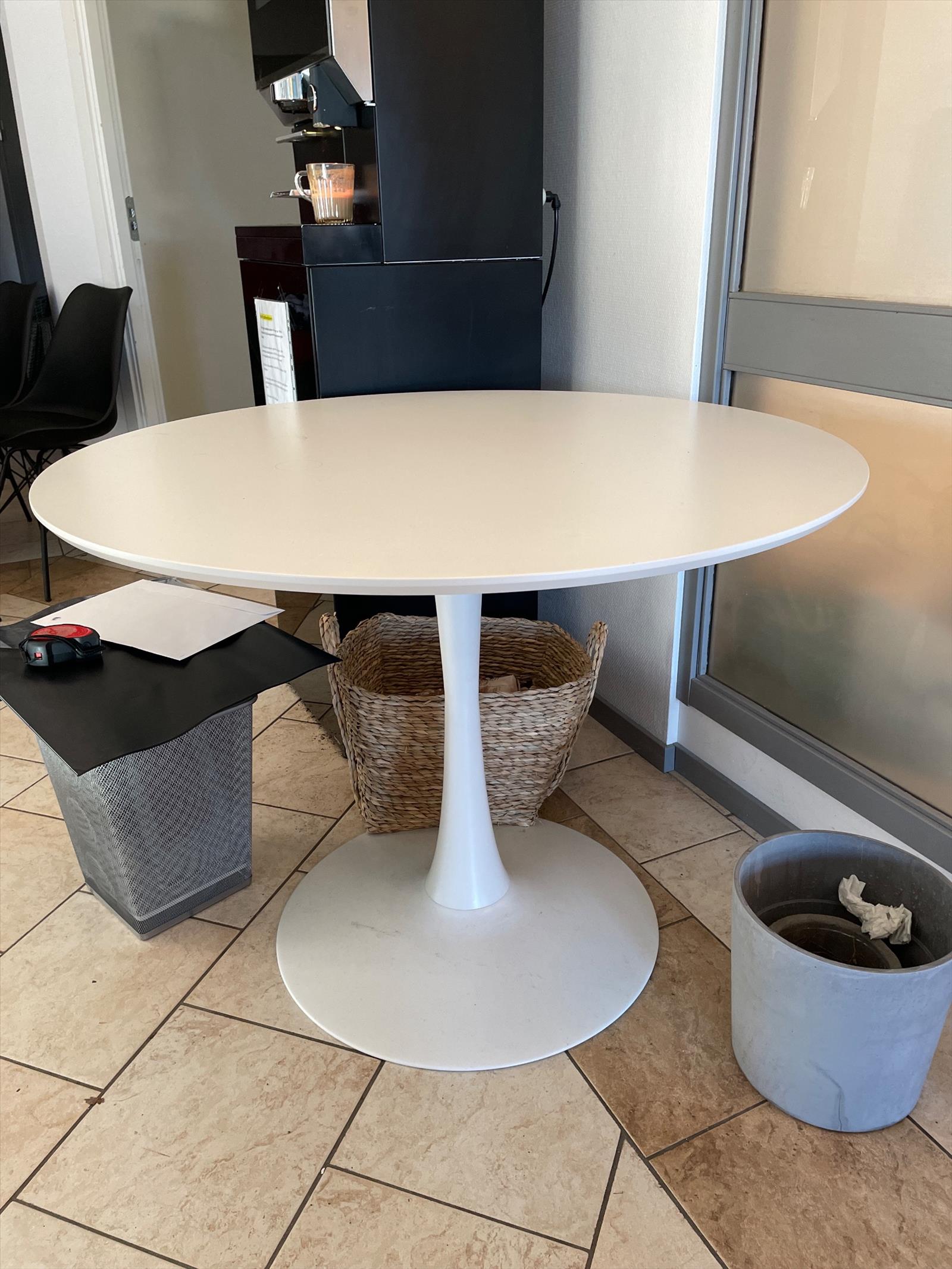 Runt vitt matbord (36235) via konkursauktion - Budi Auktioner