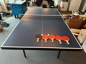 Pingisbord Stiga inkl 5 st. pingisracket (1910783) - Hitta auktioner på ...